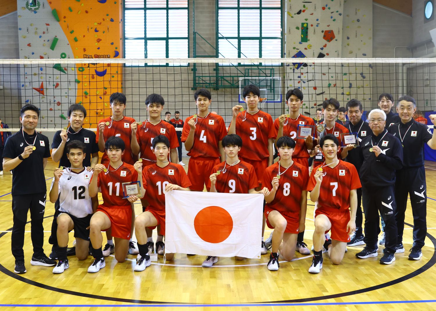 令和6年度全国中学生選抜が海外遠征を実施 男女そろってNations Winter Cup優勝｜トピックス｜ | 公益財団法人日本バレーボール協会